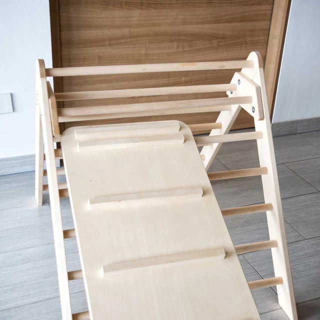 Kletterdreieck mit Rutsche von Jowe: Nachhaltig und robust