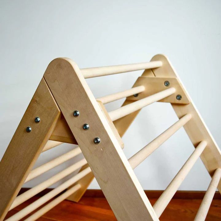 Kletterdreieck mit Rutsche von Jowe: Nachhaltig und robust